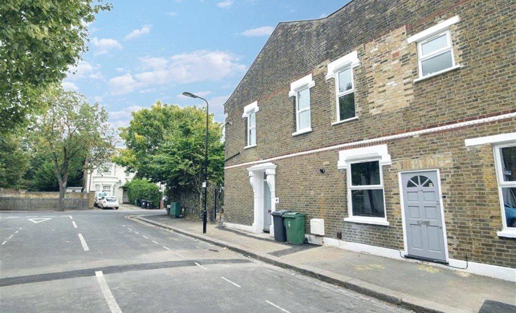 Bulwer Road, Leytonstone E11 2 bed flat to rent - £1,900 pcm (£438 pw)