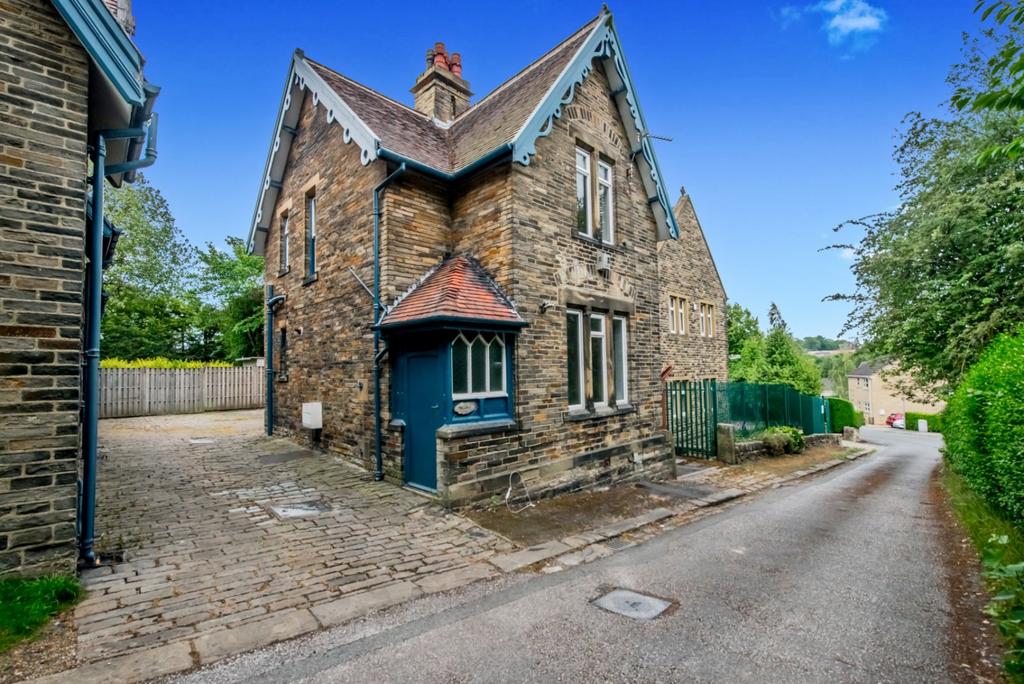 Snelsins Road, Cleckheaton, BD19 2 bed detached house - £205,000