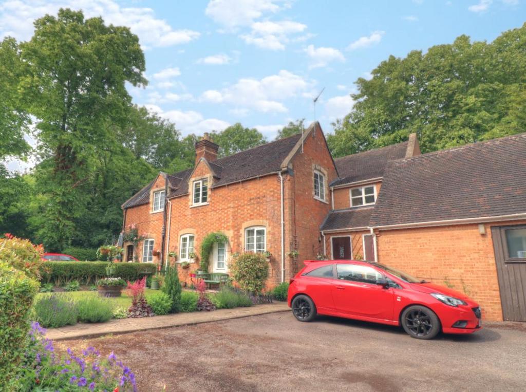 Cottage Lane, Shottery... 1 bed apartment - £900 pcm (£208 pw)
