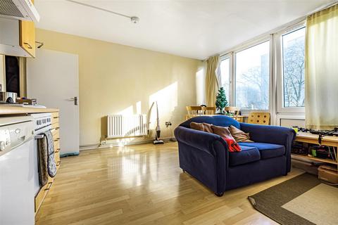 Sherfield Gardens, Roehampton SW15 4 bed flat - £2,300 pcm (£531 pw)