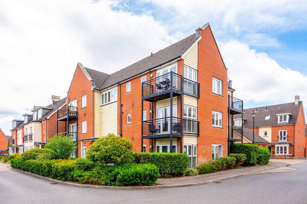 Henage Lane, Old Woking, Woking, GU22 2 bed flat for sale - £270,000