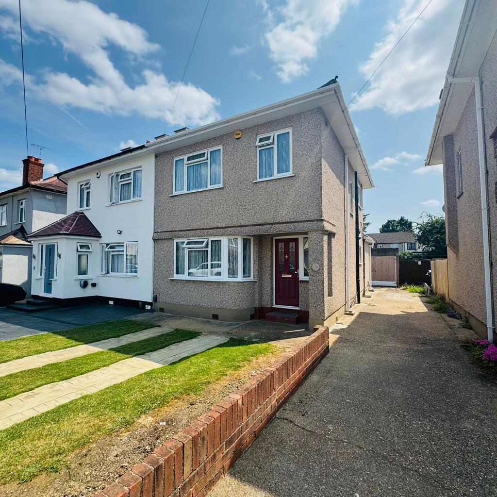 Hayes, UB4 3 bed semi-detached house to rent - £2,400 pcm (£554 pw)