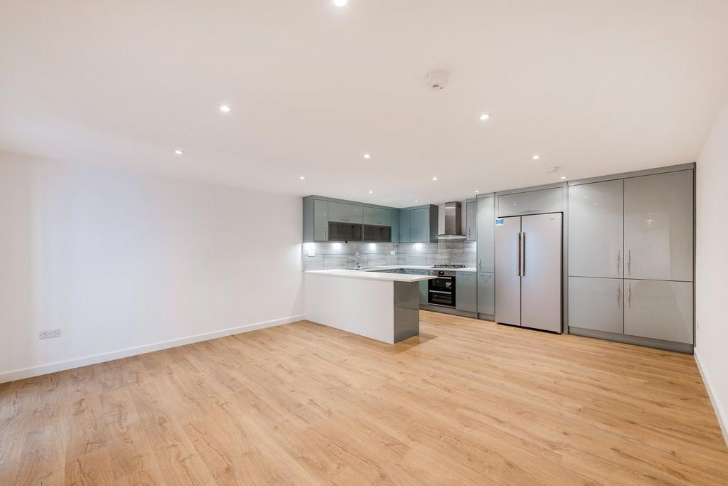 Shepherd's Bush Road, Hammersmith W6 2 bed flat - £2,400 pcm (£554 pw)