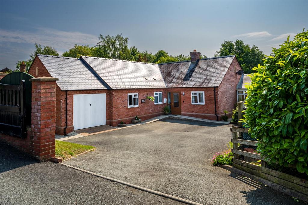 Arddleen, Llanymynech 3 bed detached bungalow - £415,000