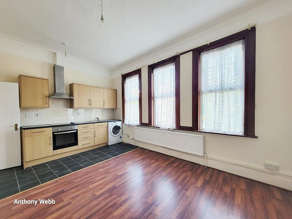 Green Lanes, Palmers Green, N13 3 bed flat to rent - £1,600 pcm (£369 pw)
