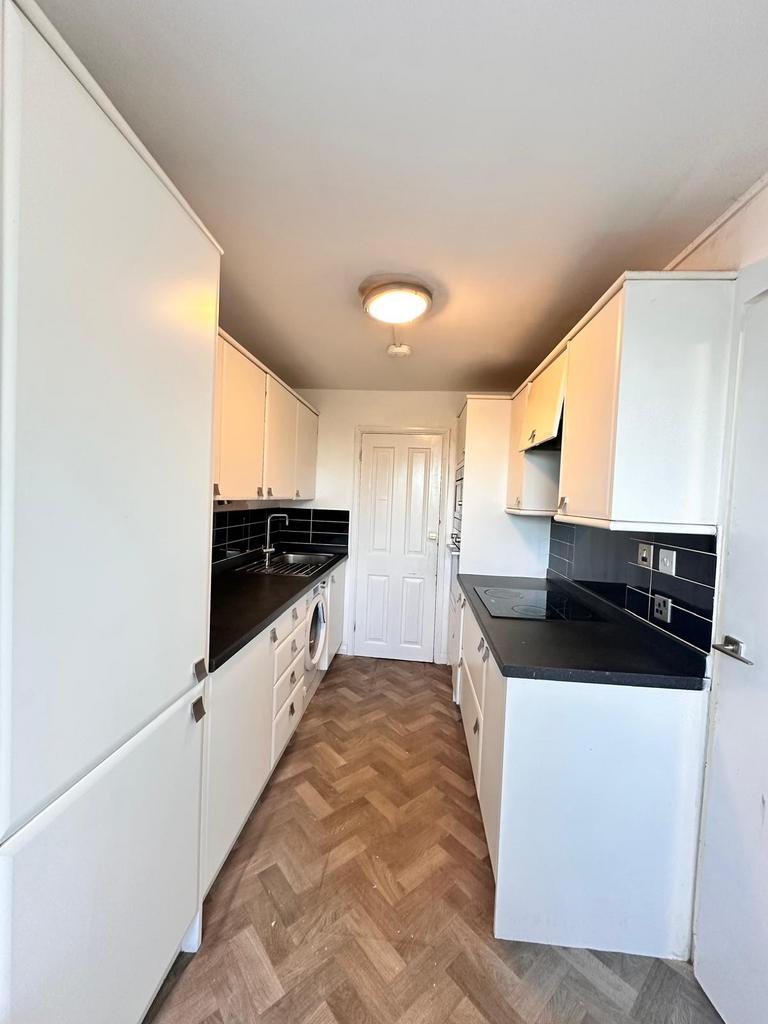 14 Chiltern View Road, Uxbridge UB8 2 bed flat - £1,725 pcm (£398 pw)