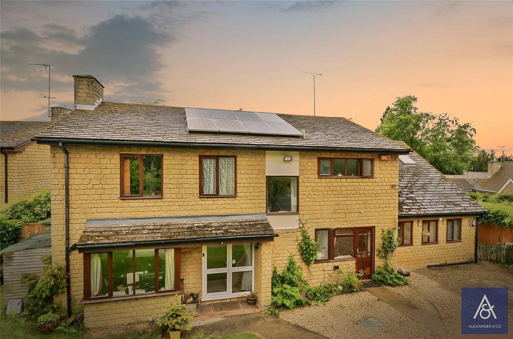 Turweston, Buckinghamshire NN13 6 bed detached house for sale - £750,000