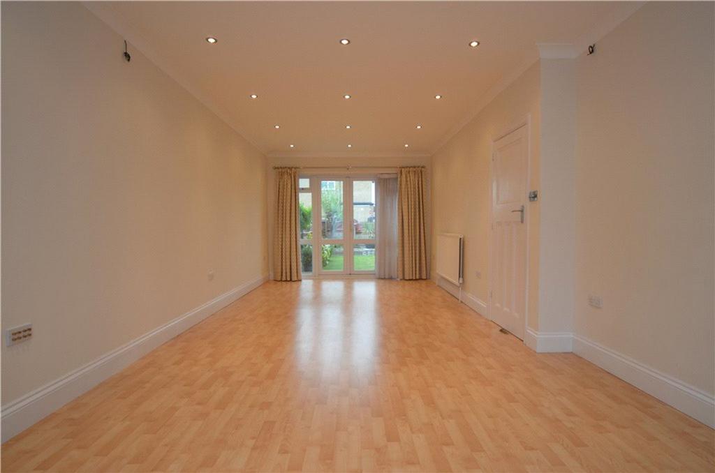 Victoria Road, Ruislip, HA4 3 bed property to rent - £2,800 pcm (£646 pw)