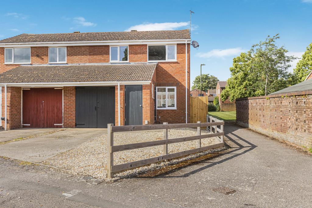 White Horse Crescent, Wantage, OX12 3 bed semi-detached house - £350,000