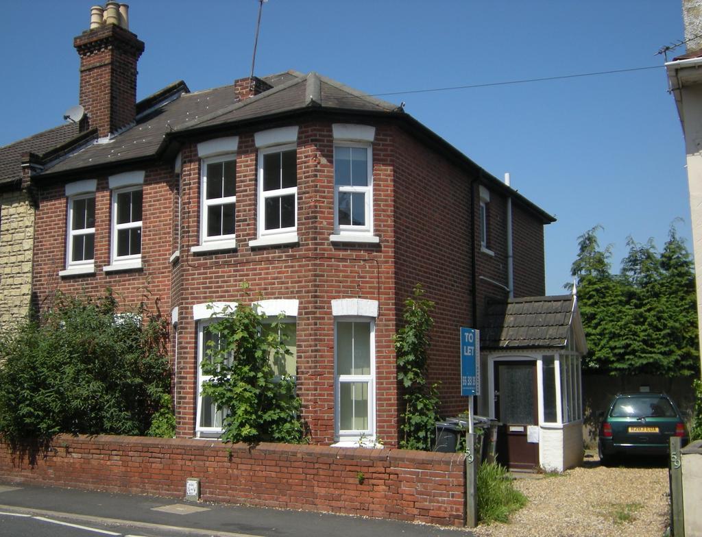 St Clements Road, Springbourne... 2 bed flat - £1,200 pcm (£277 pw)