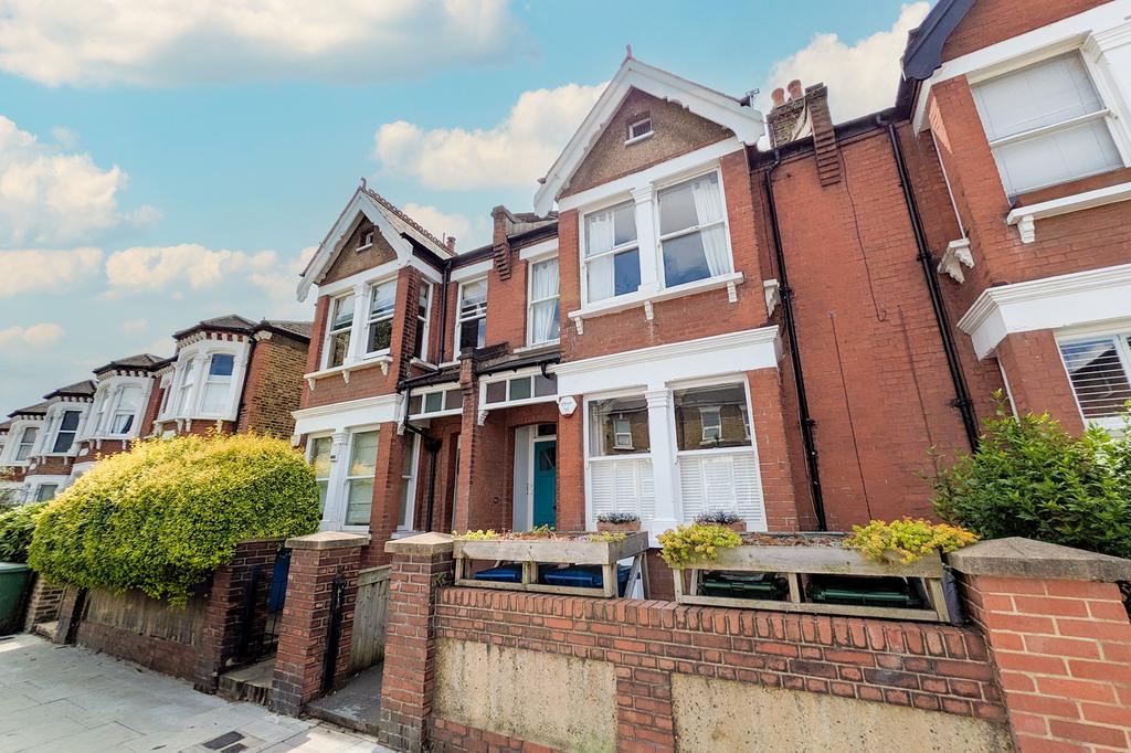 Tyrrell Road, London, SE22 2 bed apartment - £2,250 pcm (£519 pw)