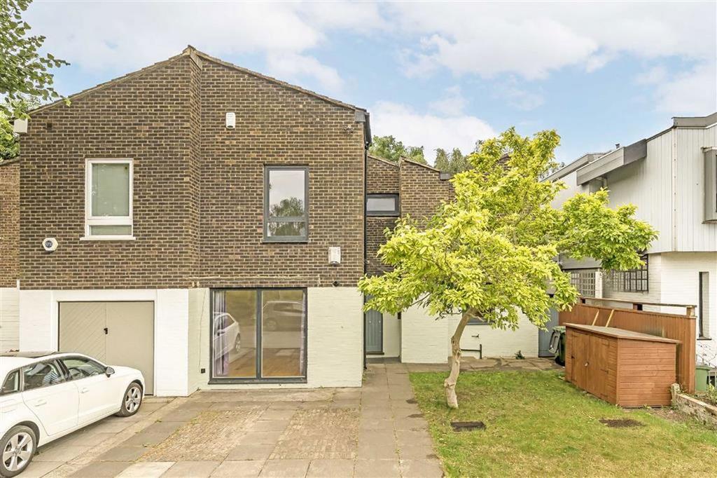 Langton Way, London SE3 4 bed house - £3,500 pcm (£808 pw)