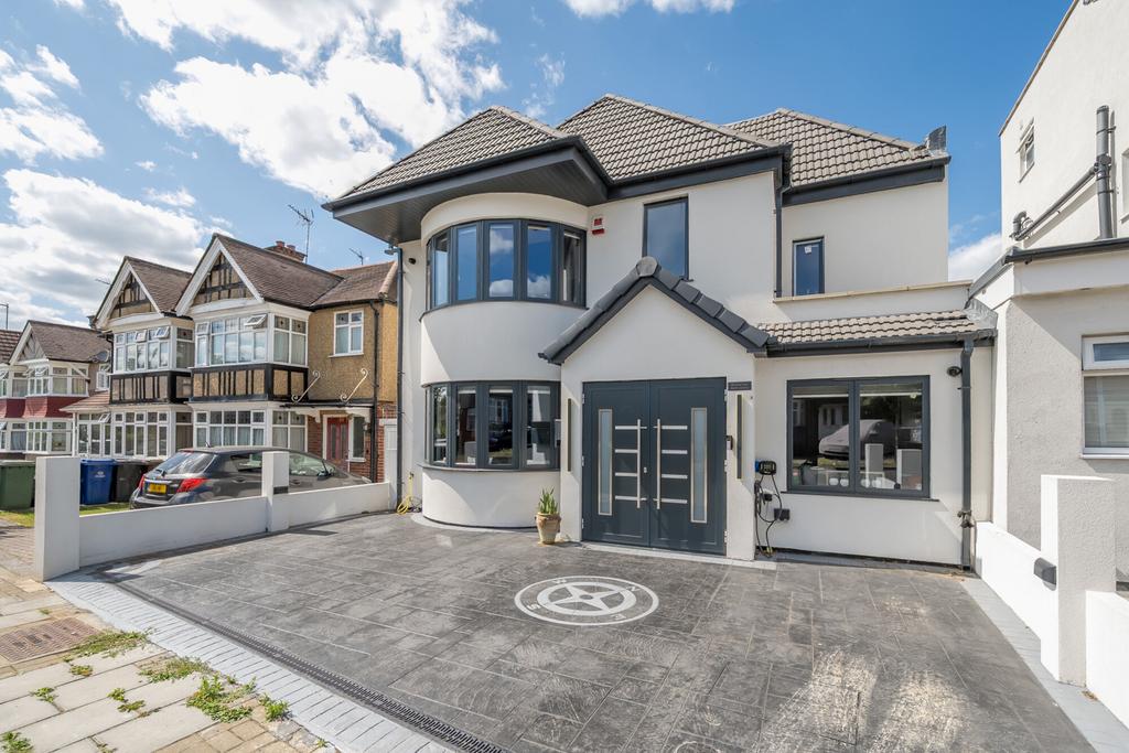 Kings Way, Harrow, Middlesex 7 bed detached house for sale - £1,200,000