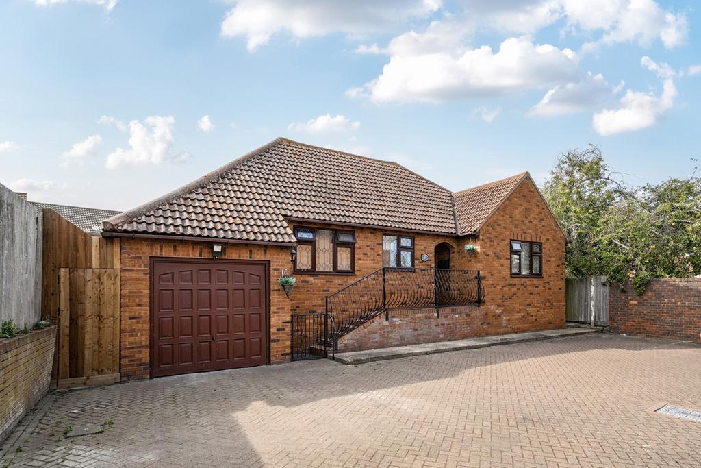 Herberts Court, High Street, Lower Stoke 3 bed bungalow for sale - £350,000