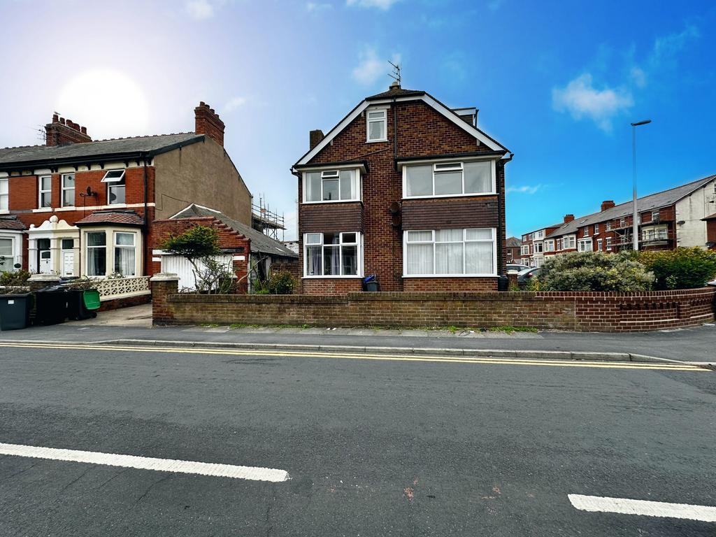 Warbreck Drive, Bispham FY2 3 bed apartment for sale - £90,000