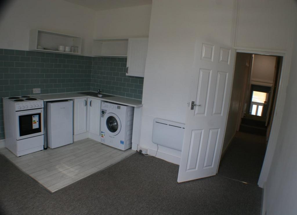 Station Road, Westcliff-on-Sea, SS0 1 bed flat - £750 pcm (£173 pw)