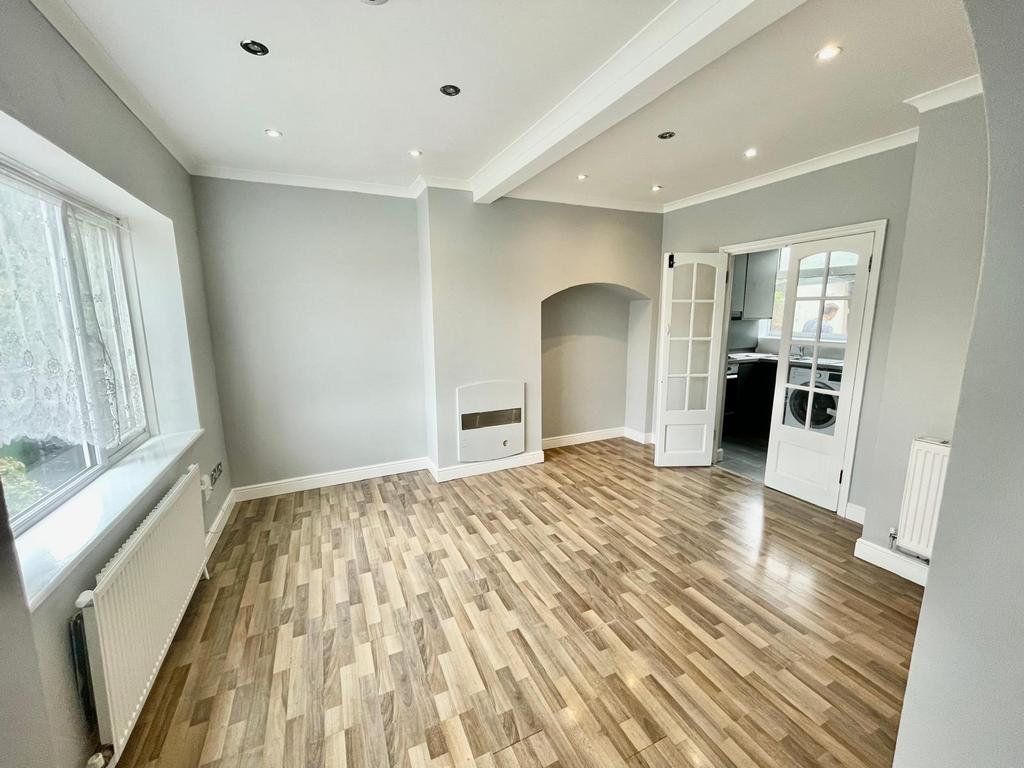 Downham Way, Bromley BR1 3 bed semi-detached house to rent - £2,200 pcm ...