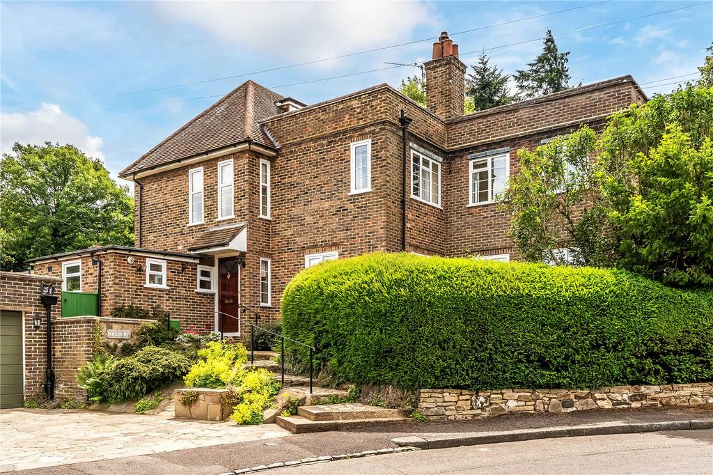 Oak Way, Reigate, Surrey, RH2 3 bed detached house for sale - £1,375,000