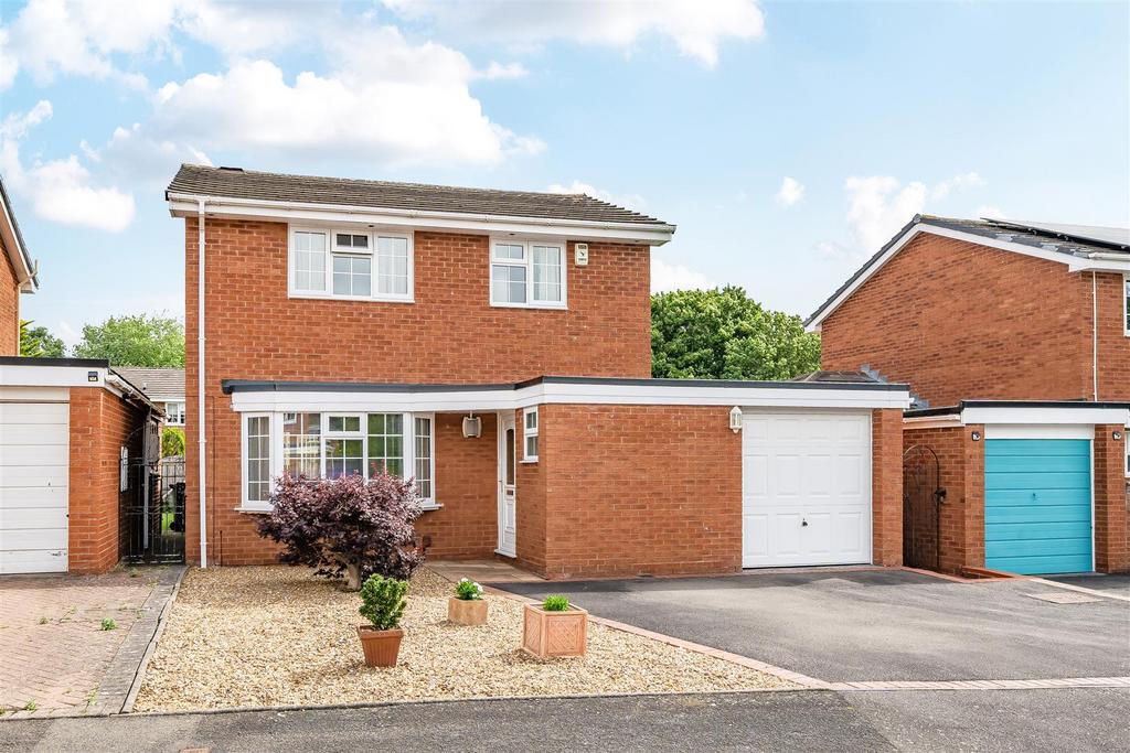 St. James Crescent, Telford TF3 3 bed detached house - £269,950