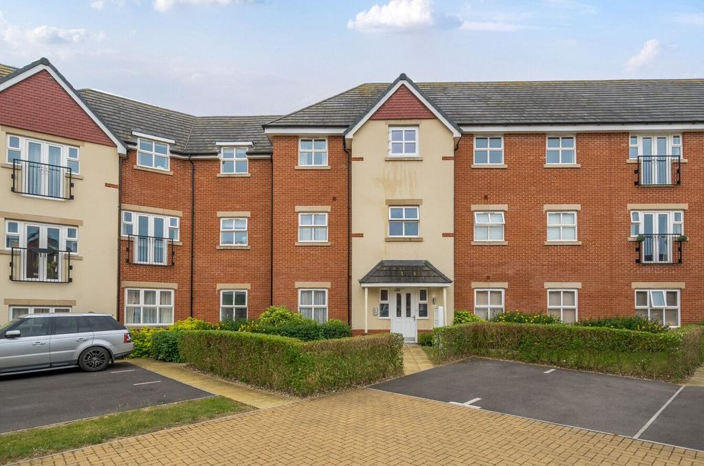 Draper Close, Andover, SP11 6YR 2 bed flat - £195,000