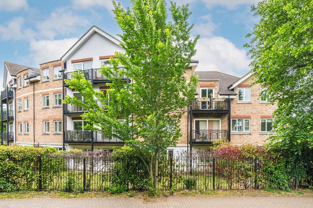 Princes Way, London SW19 2 bed flat for sale - £425,000