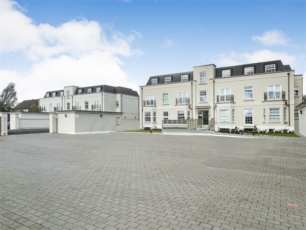 Slough Road, Datchet SL3 2 bed apartment to rent - £1,800 pcm (£415 pw)