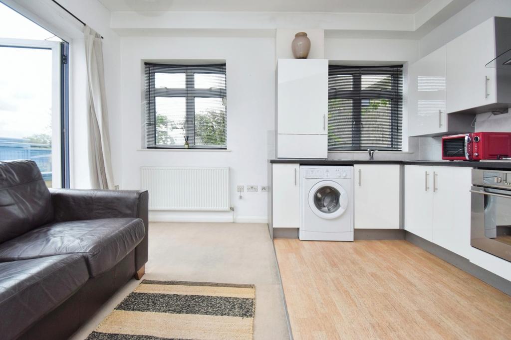 Clipper Way London SE13 Studio to rent - £1,350 pcm (£312 pw)