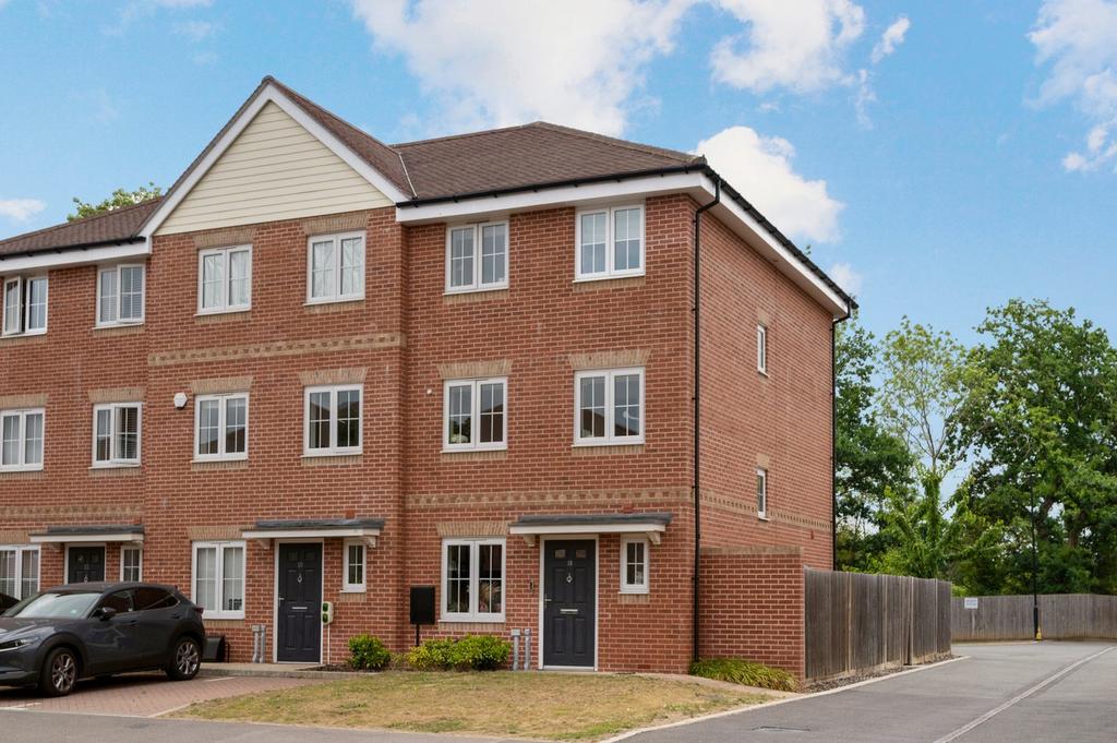 Bell Farm Way, Walton-on-Thames, KT12 4 bed townhouse for sale - £660,000