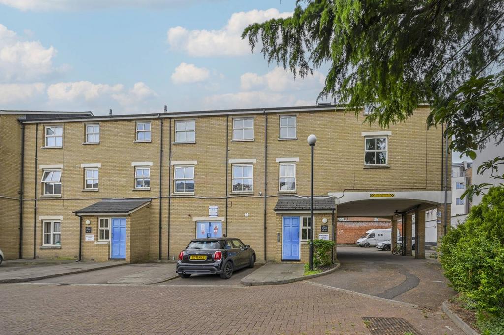 Cleveland Grove, Whitechapel, London, E1 2 bed flat - £2,145 pcm (£495 pw)