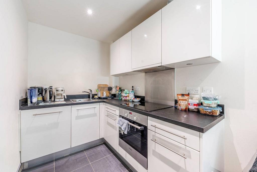 Stanmore Place, Stanmore, HA7 1 bed flat - £1,650 pcm (£381 pw)