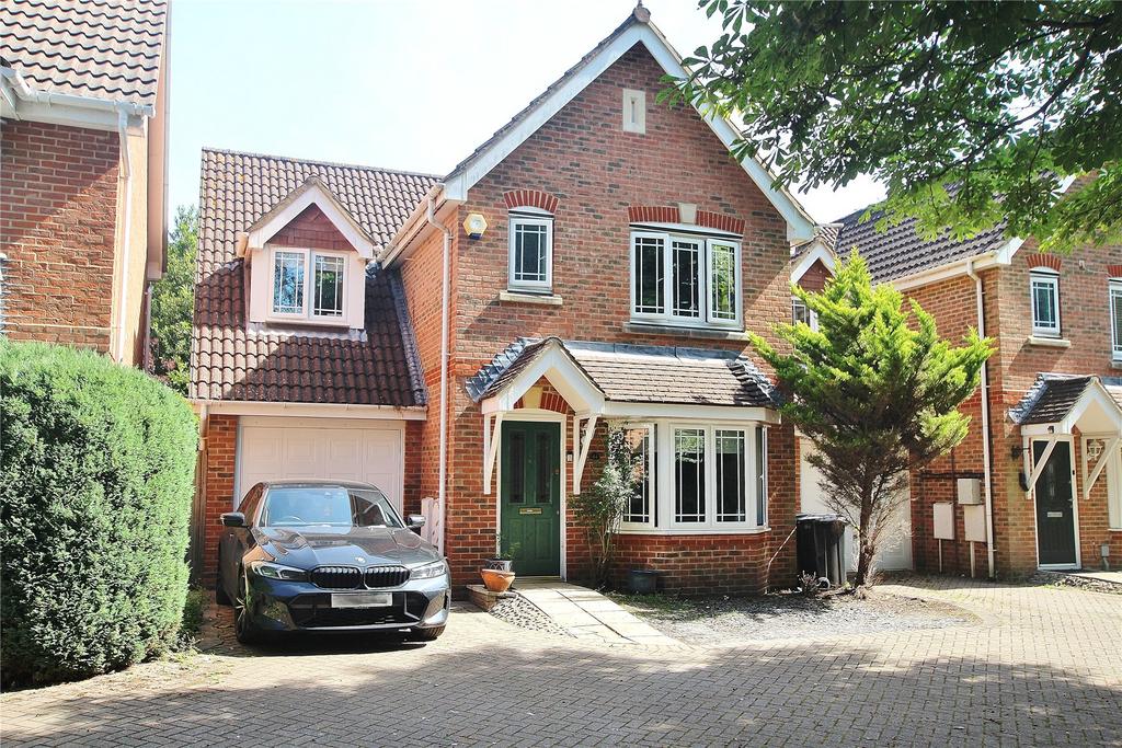 Tringham Close, Woking GU21 3 bed detached house - £500,000