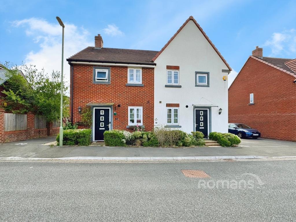 Munday Way, Basingstoke, Hampshire 3 bed semi-detached house - £375,000