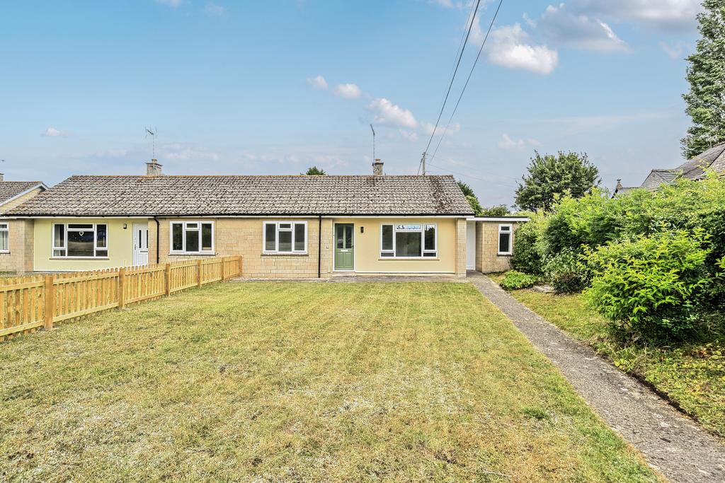 Iles Court, Goatacre, SN11 3 bed bungalow for sale - £275,000