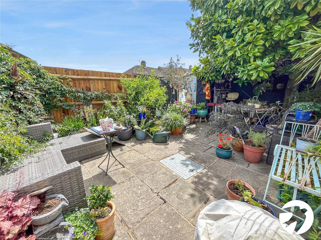 Cliffe Road, Rochester, Kent, ME2 3 bed terraced house for sale - £300,000