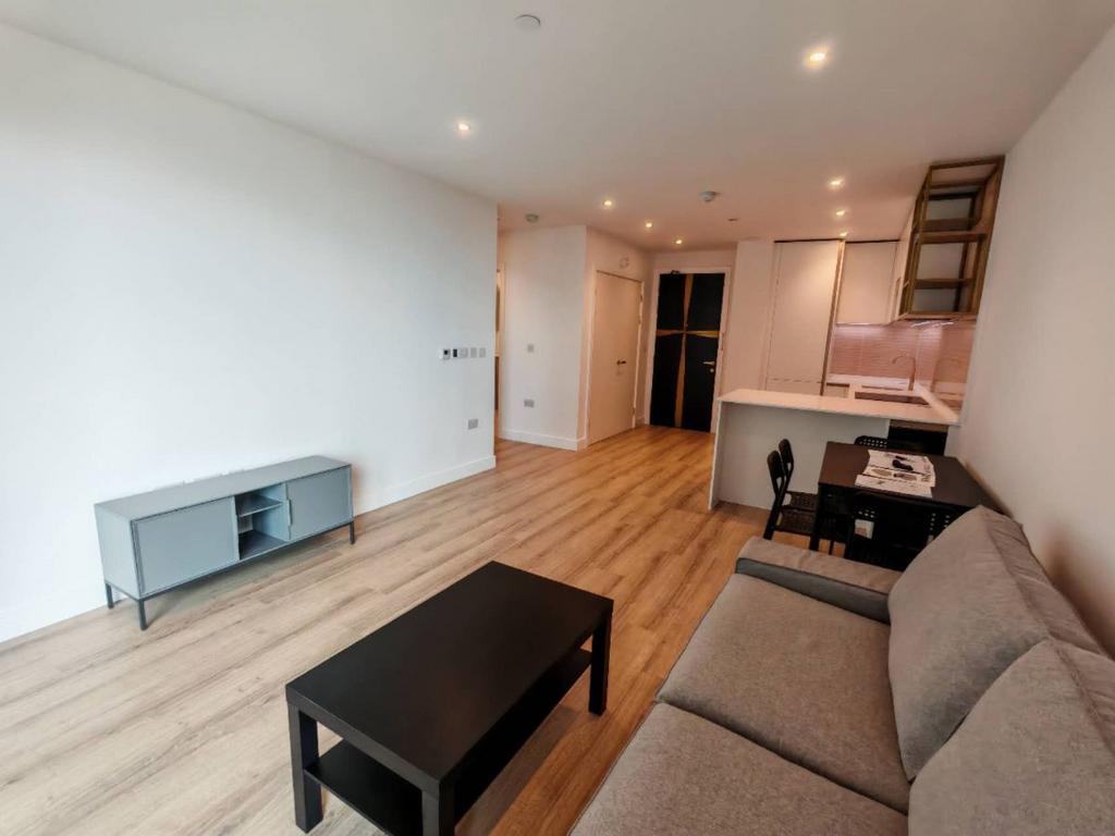 Grand Union, Beresford Ave, Wembley 1 bed apartment - £1,780 pcm (£411 pw)