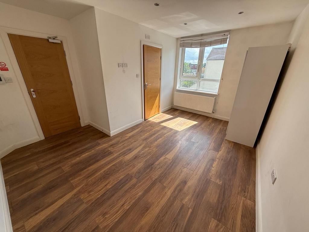 Northolt Road, Harrow 1 bed in a house share - £900 pcm (£208 pw)