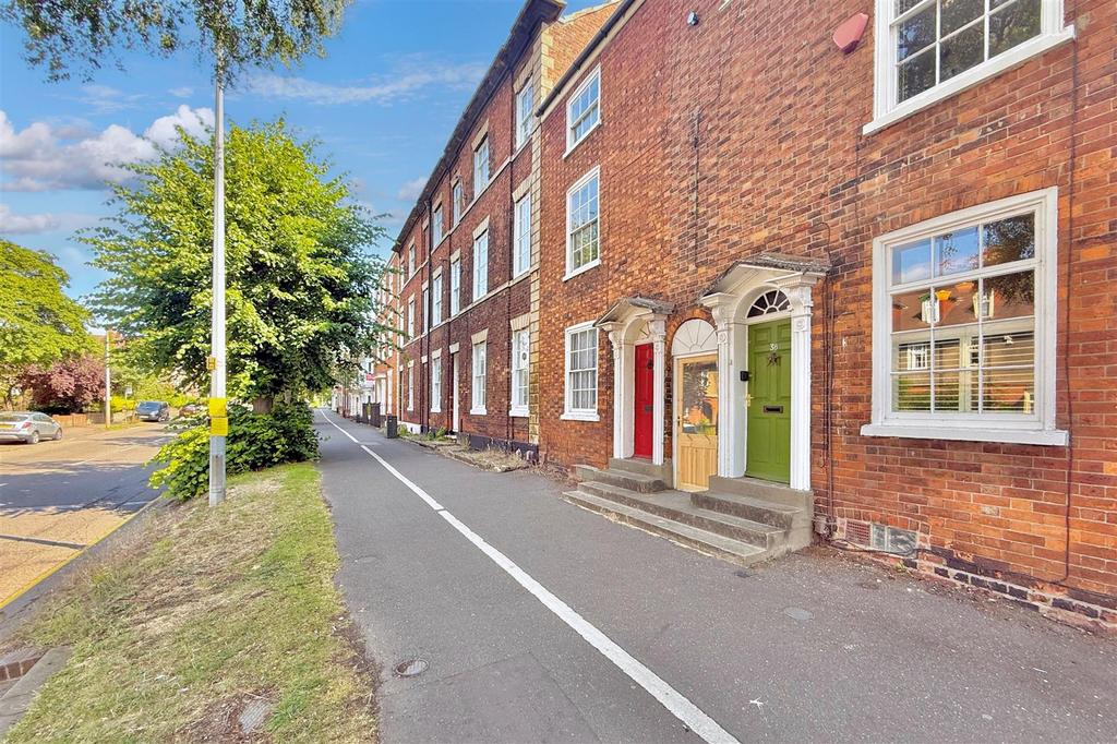 North Parade, Grantham 4 bed terraced house to rent - £1,400 pcm (£323 pw)
