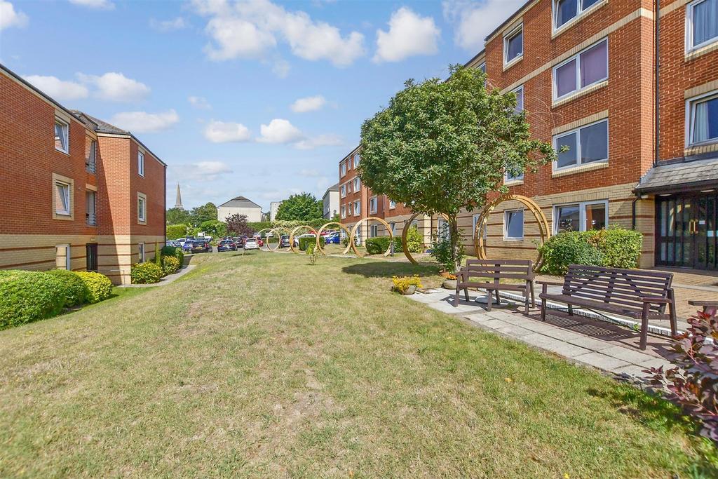 Friars Court, Maidstone ME14 2 bed apartment for sale - £76,000