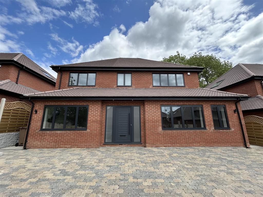 Monro Close, Bushey WD23 5 bed detached house - £1,250,000