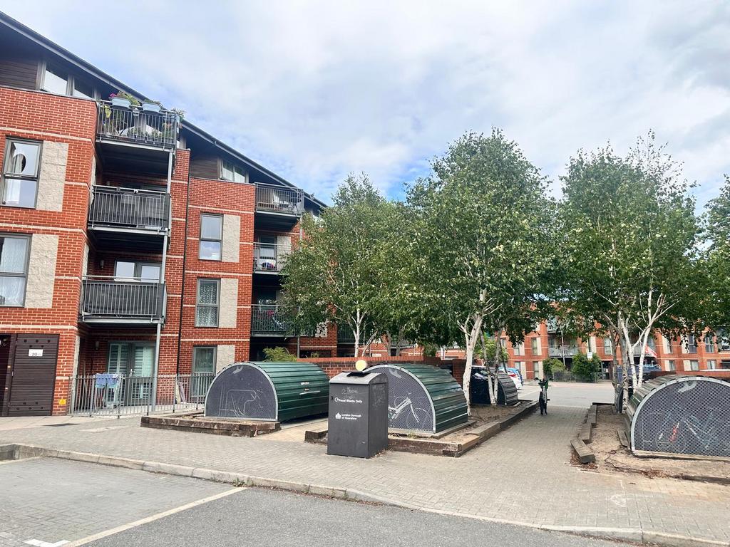 19 Page Road, Feltham TW14 2 bed flat - £1,800 pcm (£415 pw)