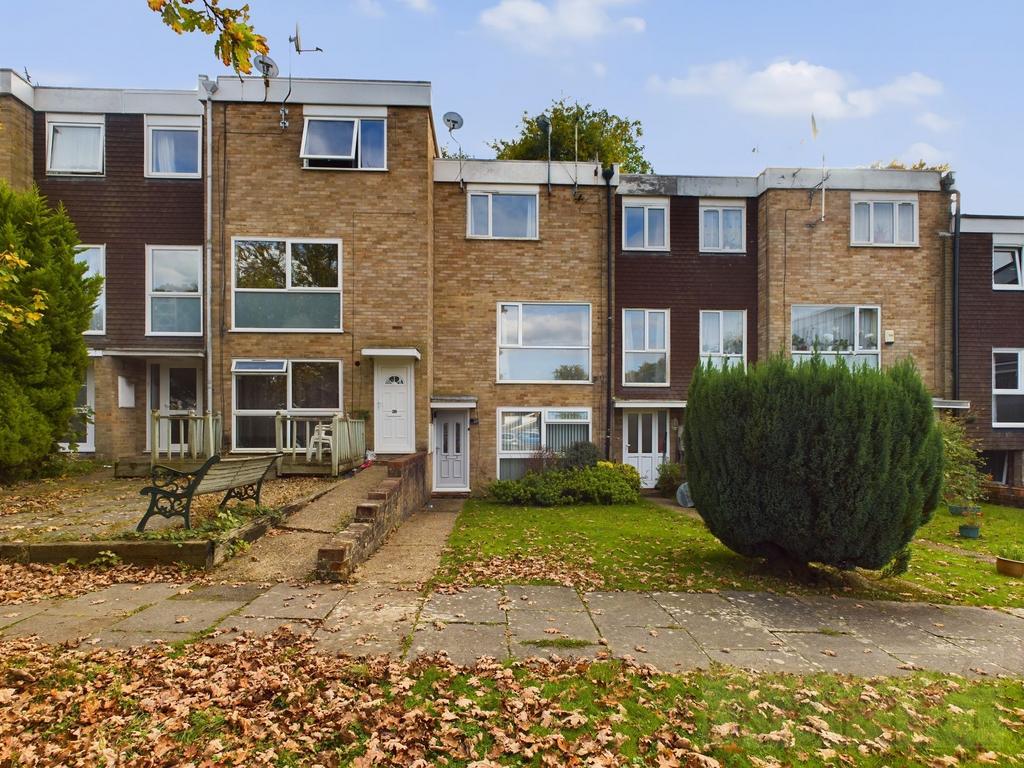 Hyde Heath Court, Crawley RH10 2 bed maisonette to rent - £1,400 pcm (£ ...