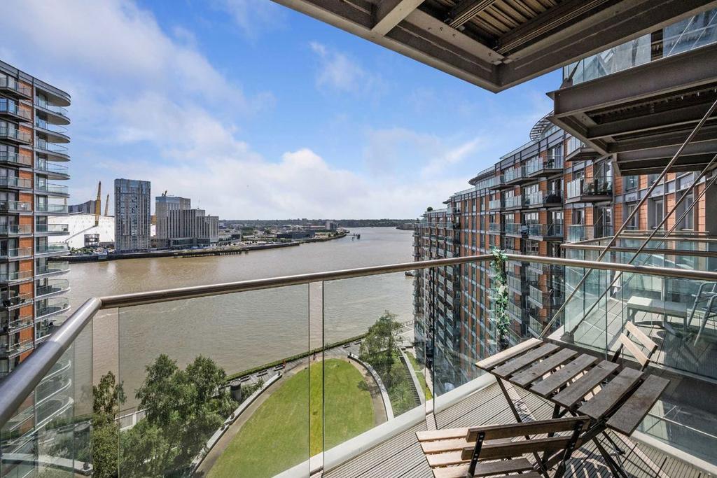 Fairmont Avenue, London E14 2 bed flat - £550,000