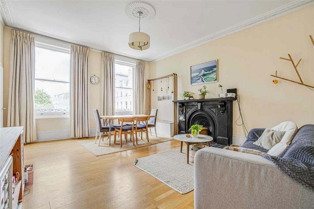 Redcliffe Square, London SW10 2 bed flat - £3,250 pcm (£750 pw)