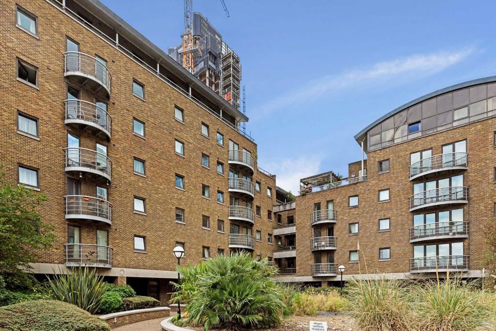 Meridian Place, London E14 2 bed flat - £2,396 pcm (£553 pw)