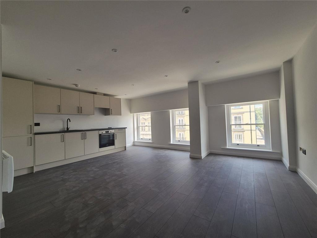 High Street, Swindon SN1 2 bed apartment - £1,250 pcm (£288 pw)