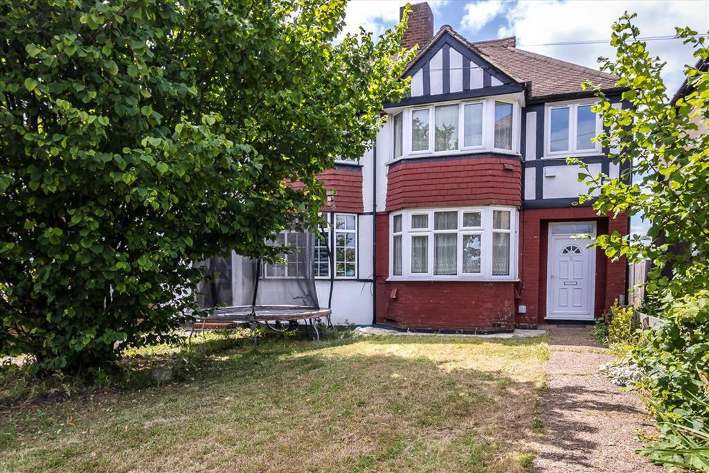 East Rochester Way, Sidcup DA15 3 bed house - £1,900 pcm (£438 pw)