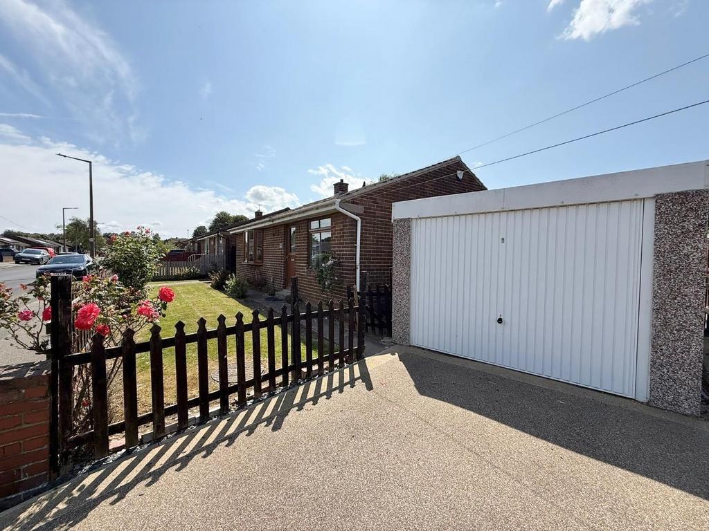 Chatsworth Road, Barnsley, S71 3QW 2 bed detached bungalow - £175,000