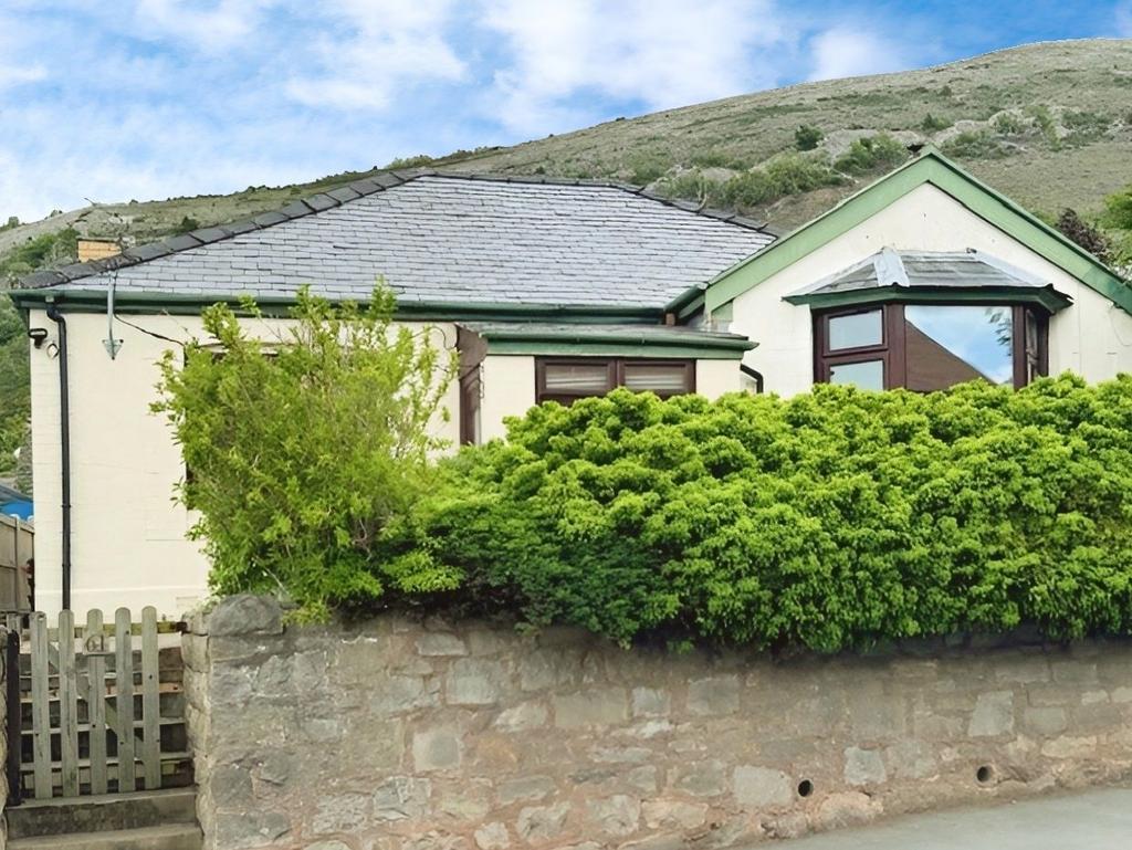 61 Cwm Road Dyserth LL18 6BA... 2 bed detached bungalow for sale - £218,000