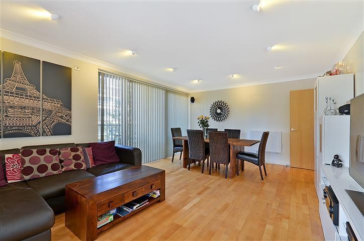 Boardwalk Place, London, E14 3 bed flat - £2,925 pcm (£675 pw)