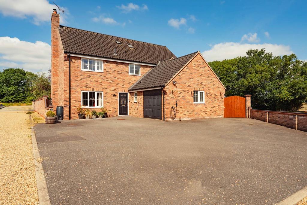 Fieldings Drive, Yaxham 5 bed detached house for sale - £575,000